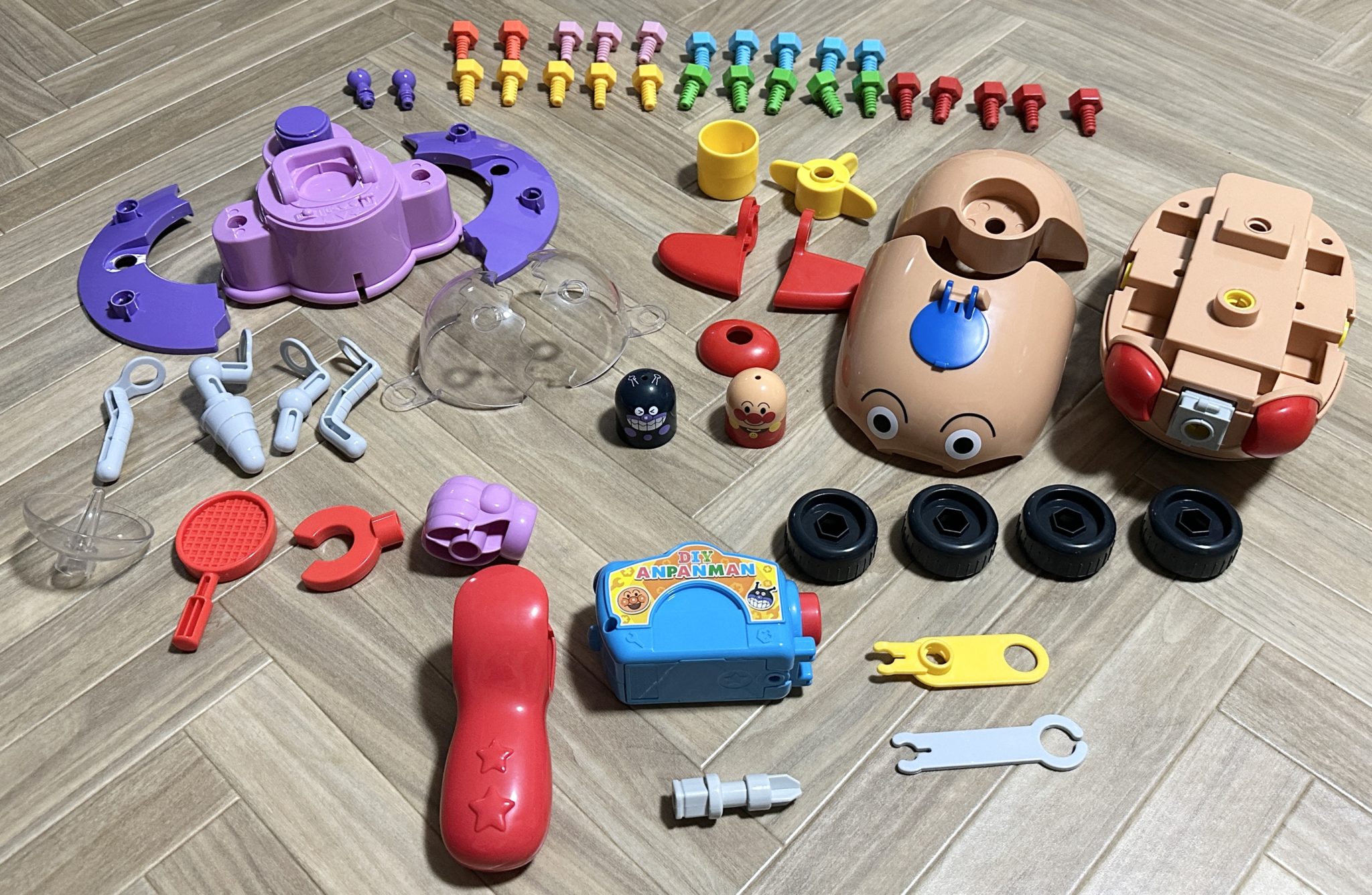 アンパンマン くみたてDIY たっぷりあそべる！ ノーズパンチ！ねじねじアンパンマンごう と バラバラクラッシュ！ねじねじバイキンUFO ...